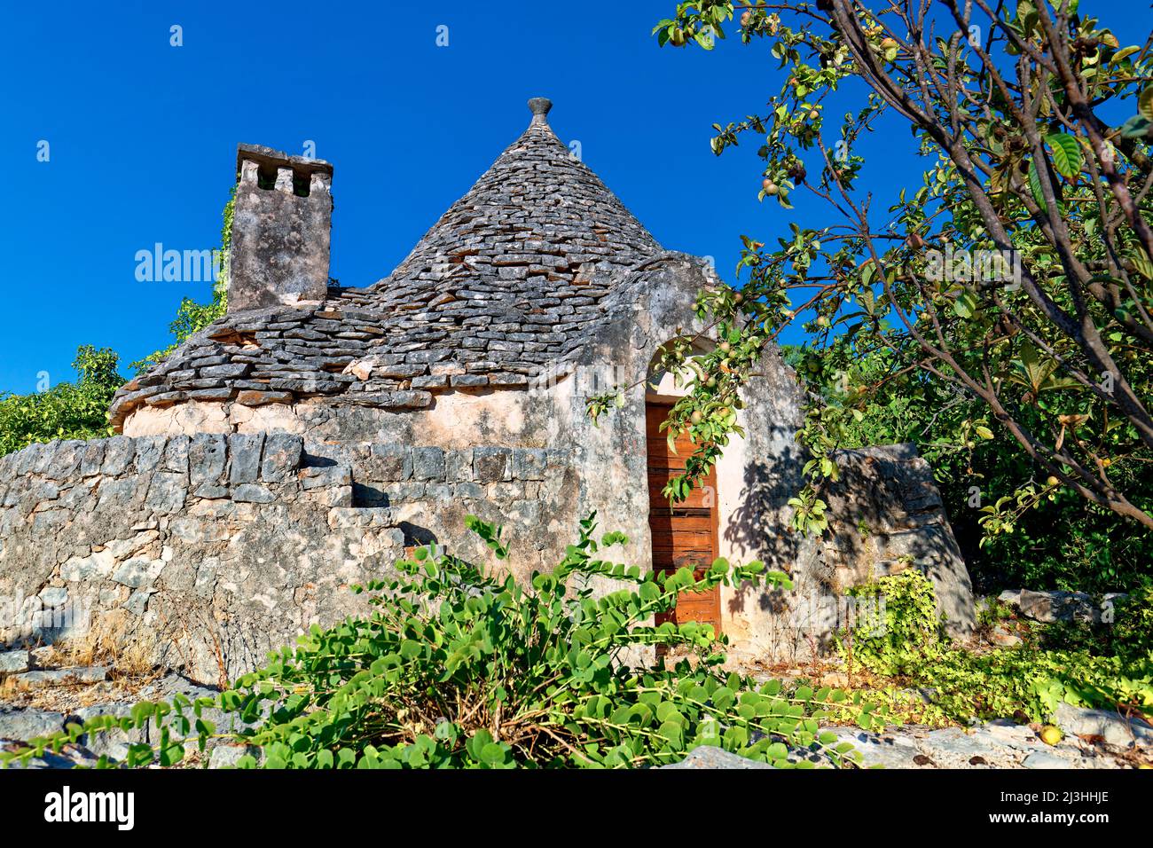A trullo as a ruin in a field in italy hi-res stock photography and images - Alamy