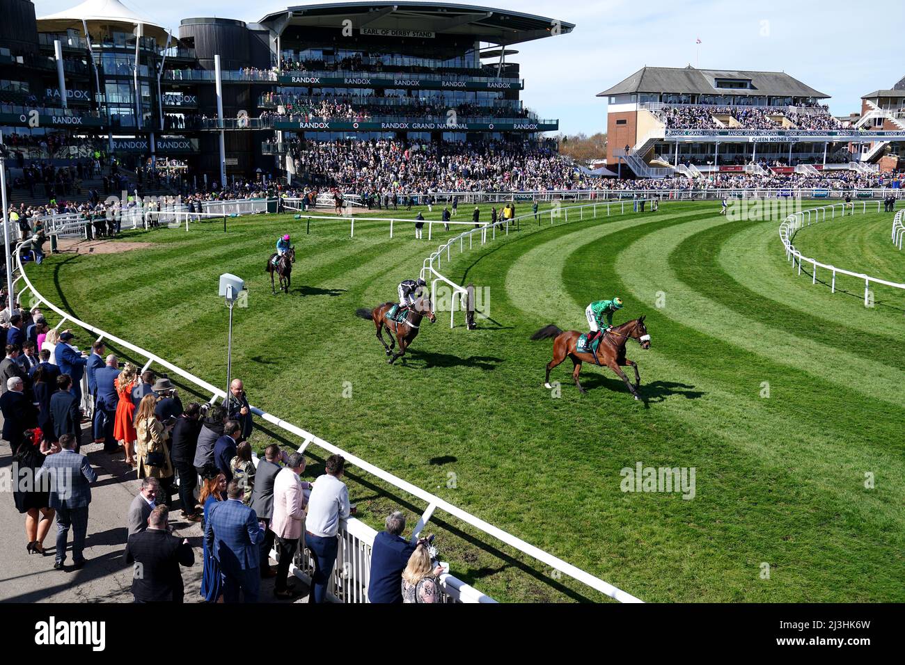 2022 aintree grand national horses hi-res stock photography and images ...