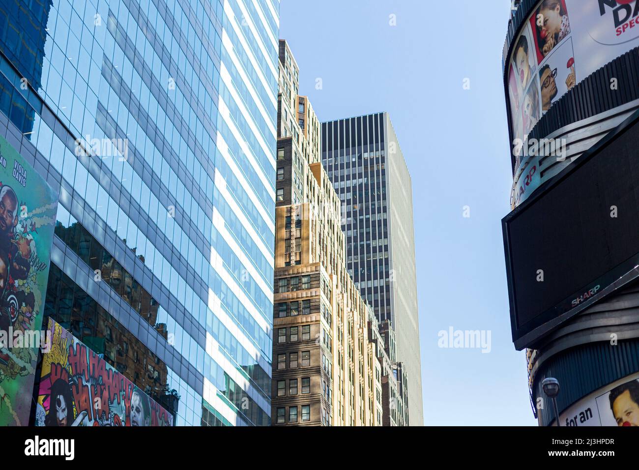 New york city street looking up hi-res stock photography and images - Alamy