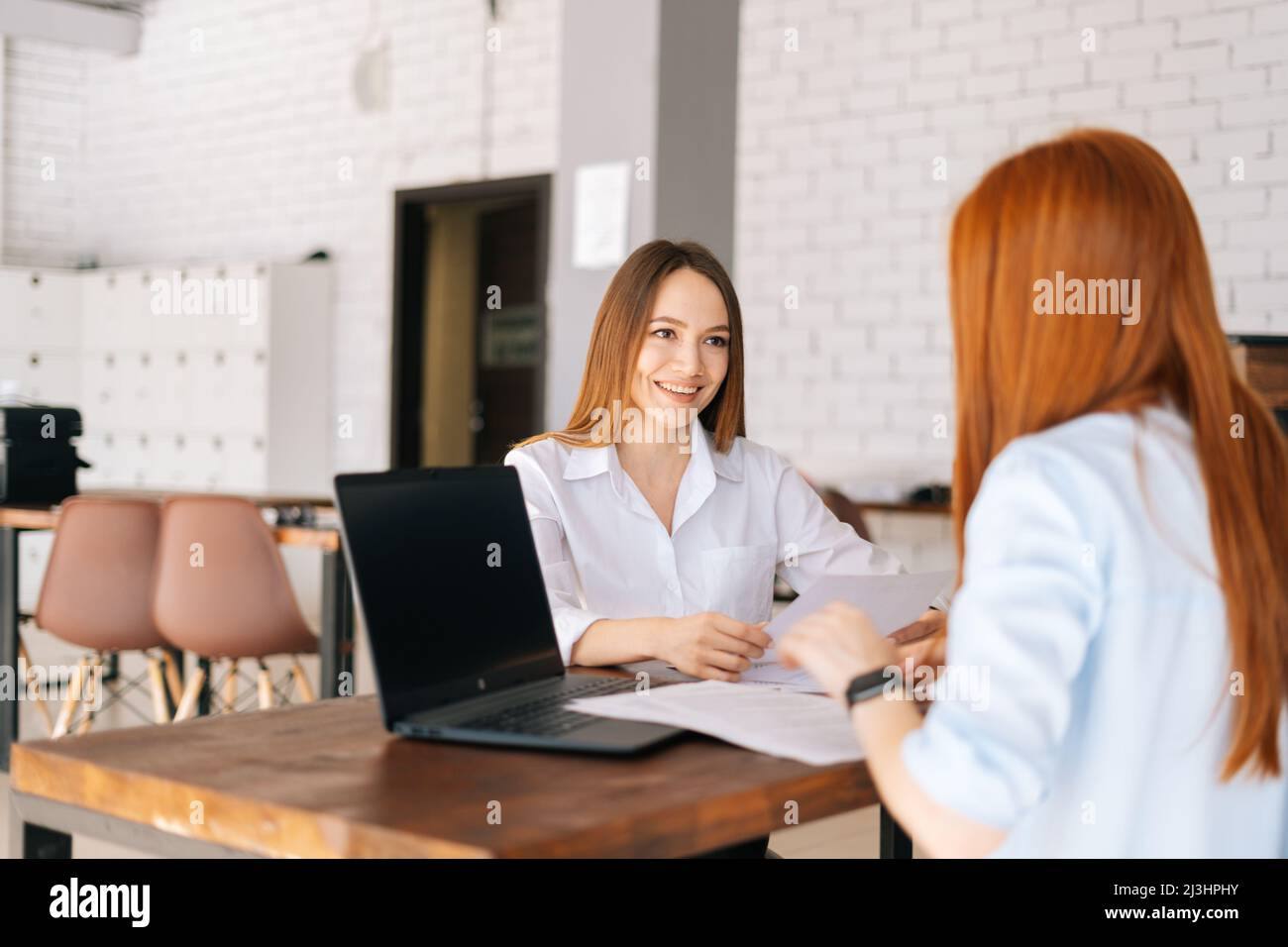 Two women sitting opposite hi-res stock photography and images - Alamy
