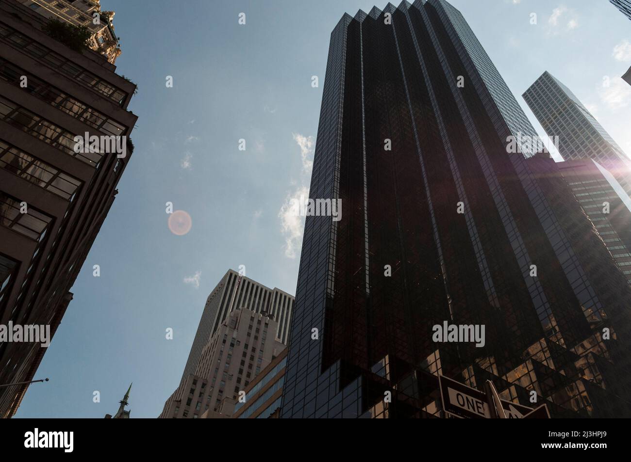 New york city street looking up hi-res stock photography and images - Alamy