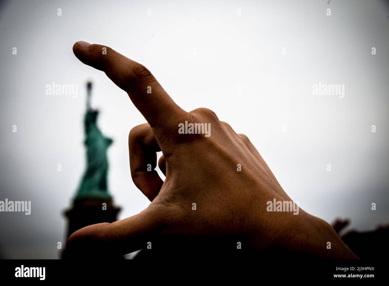 Two fingers framing the statue of liberty typical tourist photo hi-res ...
