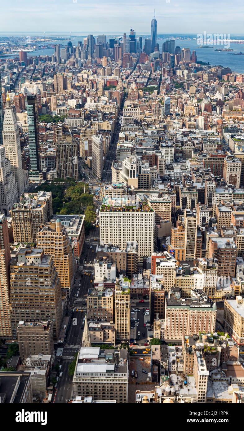 Empire state building street view hi-res stock photography and images ...