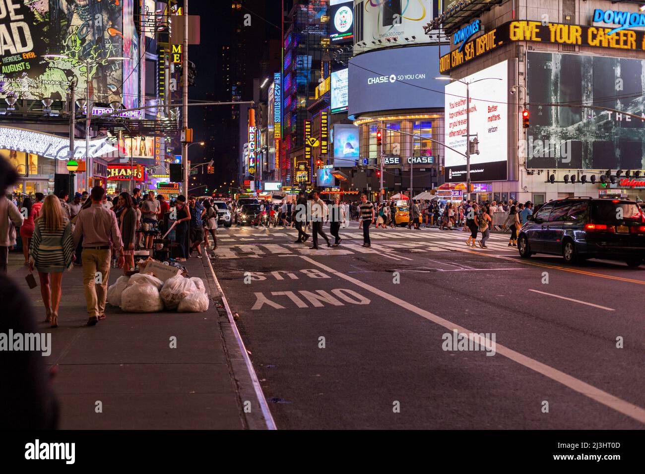 Night city street intersection hi-res stock photography and images - Alamy