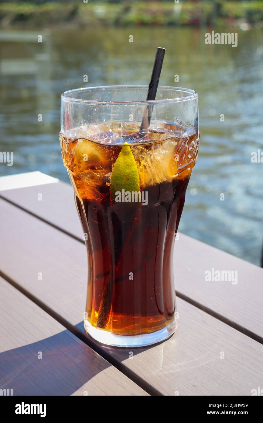 Fizzy drink hi-res stock photography and images - Alamy