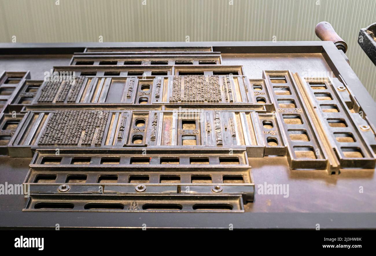 Hand printing press. Replica.. used between 16th and 18th centuries ...