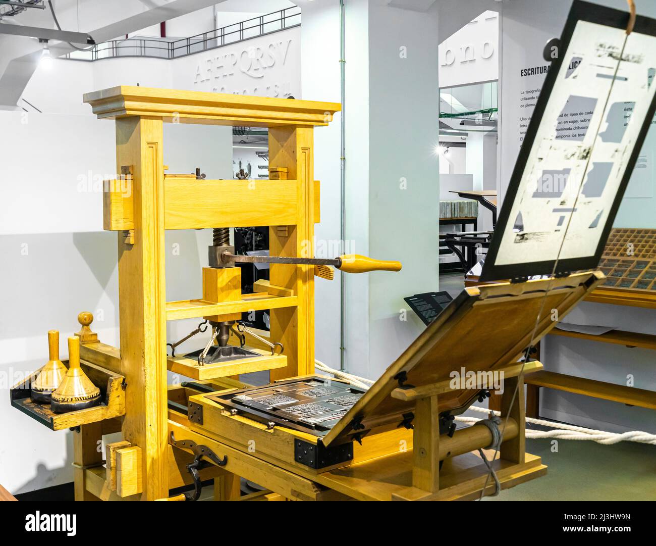 18th century printing press hi-res stock photography and images - Alamy