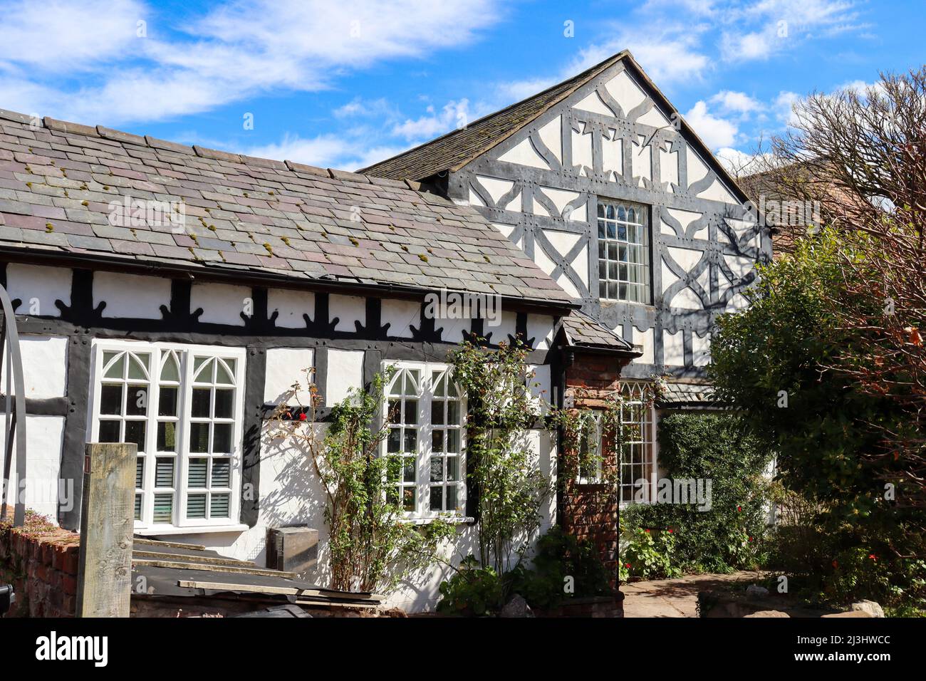 Cute Tudor style cottage in Chester, black and white building Stock ...