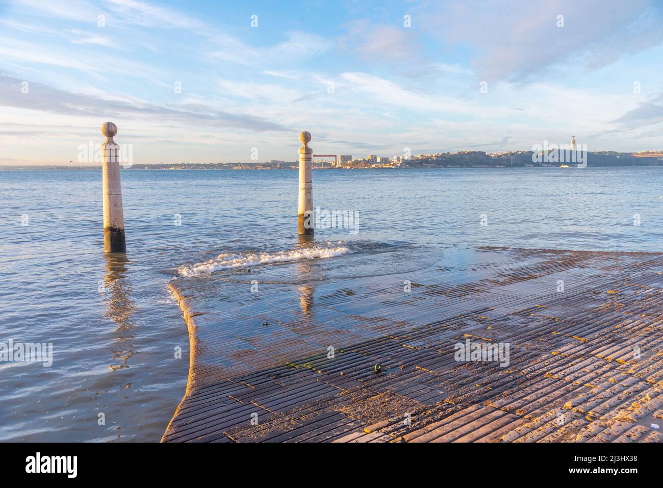 Cais das Colunas in Portuguese capital Lisbon Stock Photo - Alamy