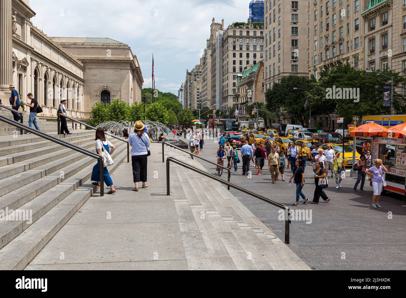 UPPER EAST SIDE, New York City, NY, USA, Outside the Metropolitan ...
