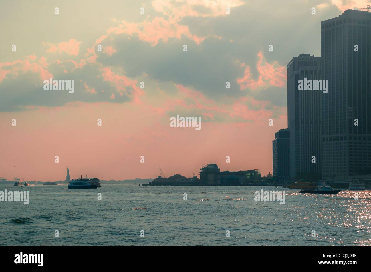 DUMBO/Fulton Ferry, New York City, NY, USA, East River and Statue of ...