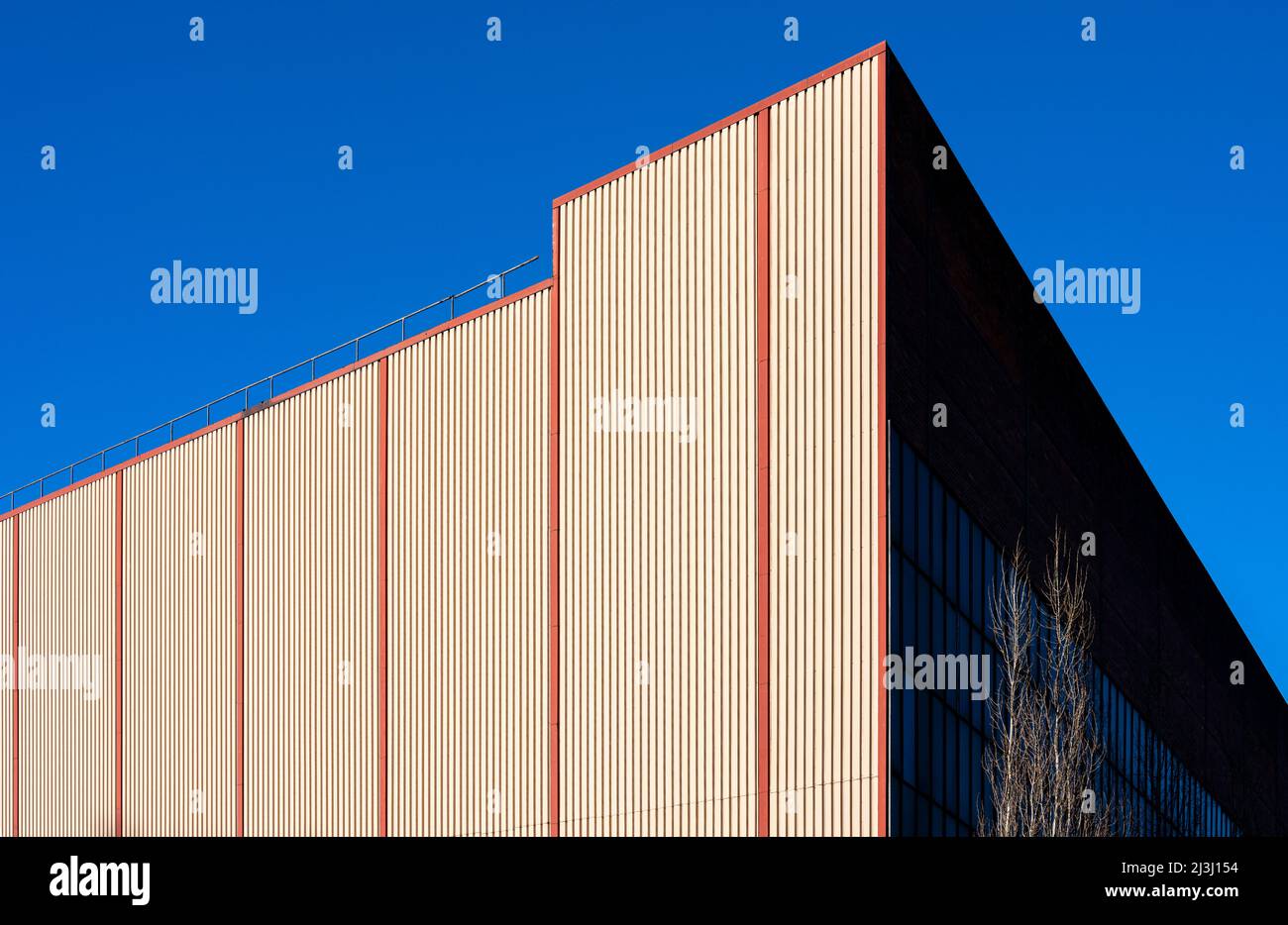 Minimal red building hi-res stock photography and images - Alamy