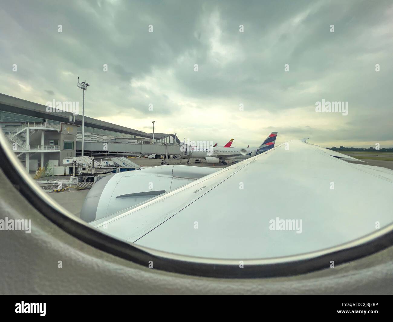 Airport window view hi-res stock photography and images - Alamy