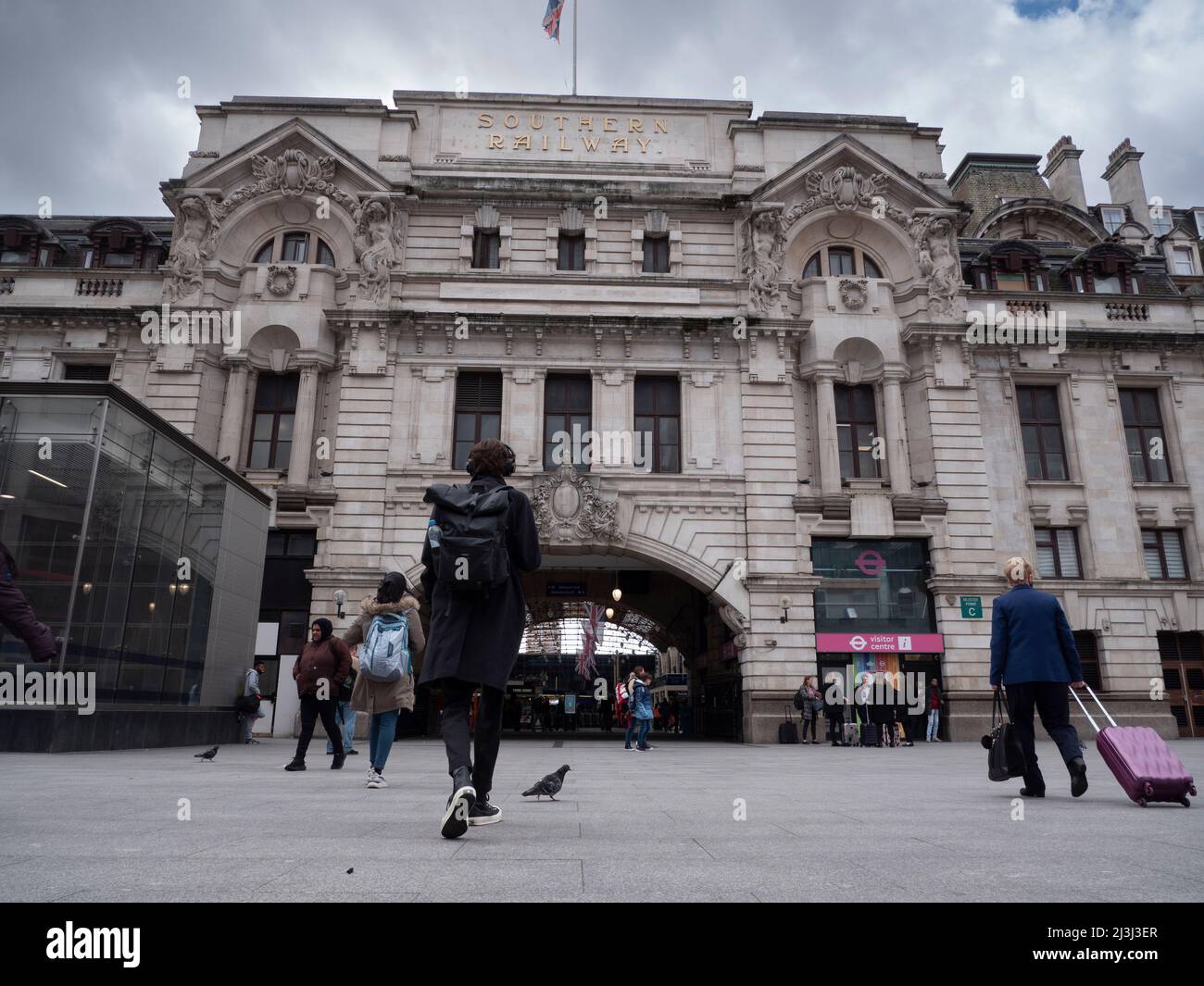 London victoria train station england hi-res stock photography and ...