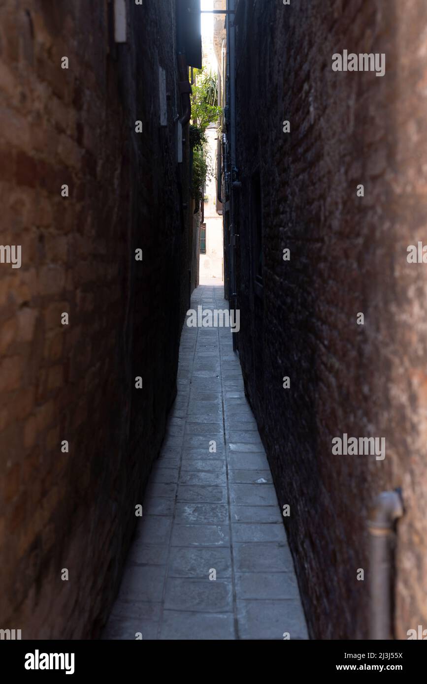 Very narrow alley in the old town of Venice, Italy Stock Photo - Alamy
