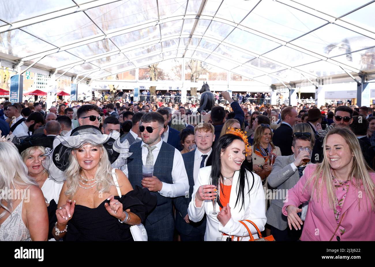 Racegoers enjoy grand national day aintree racecourse hi-res stock ...