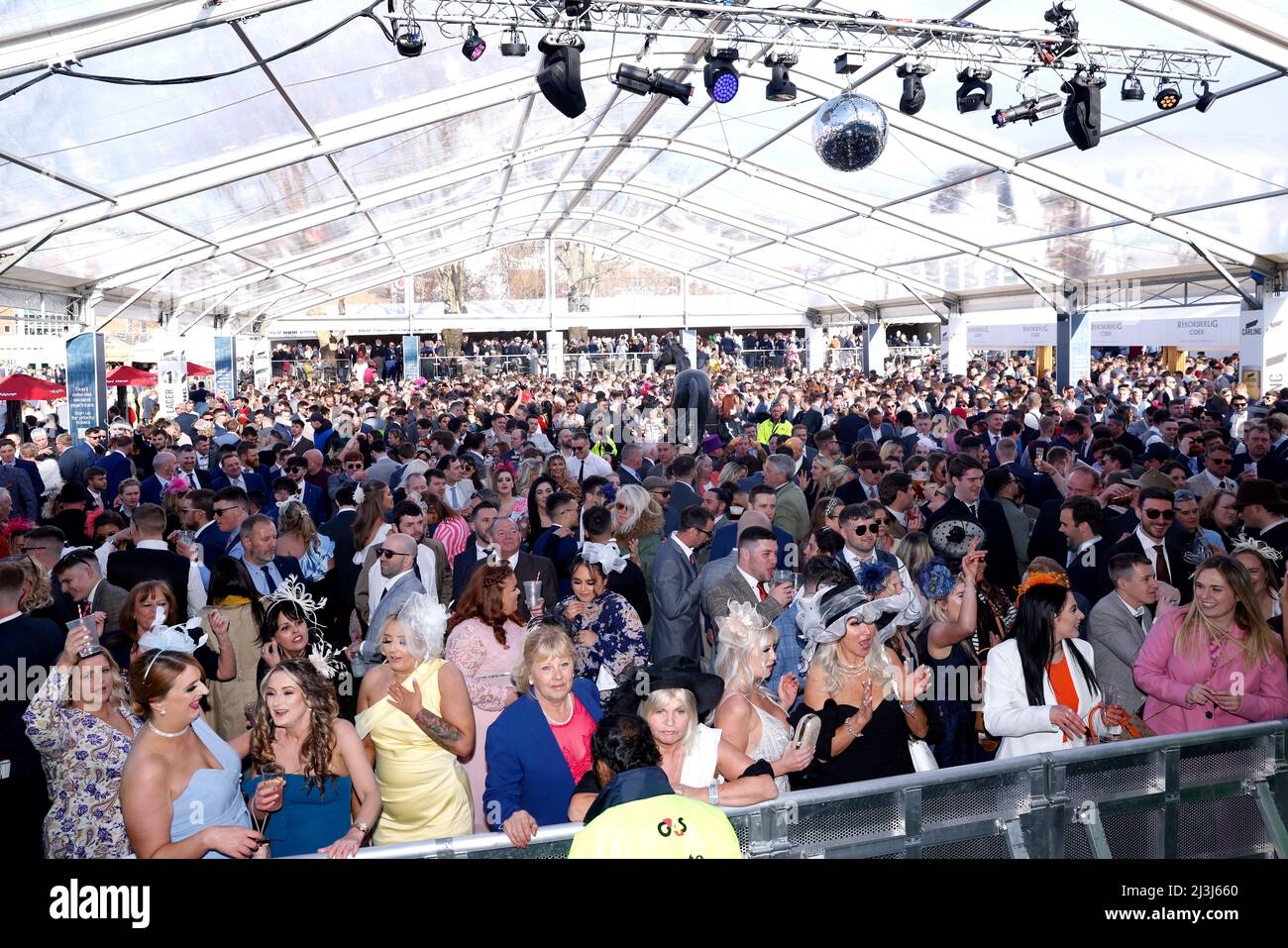 Racegoers enjoy grand national day aintree racecourse hi-res stock ...