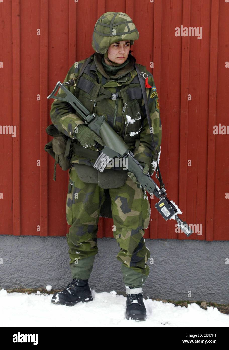 Swedish soldiers, here a female soldier, on military exercise, Kvarn's ...