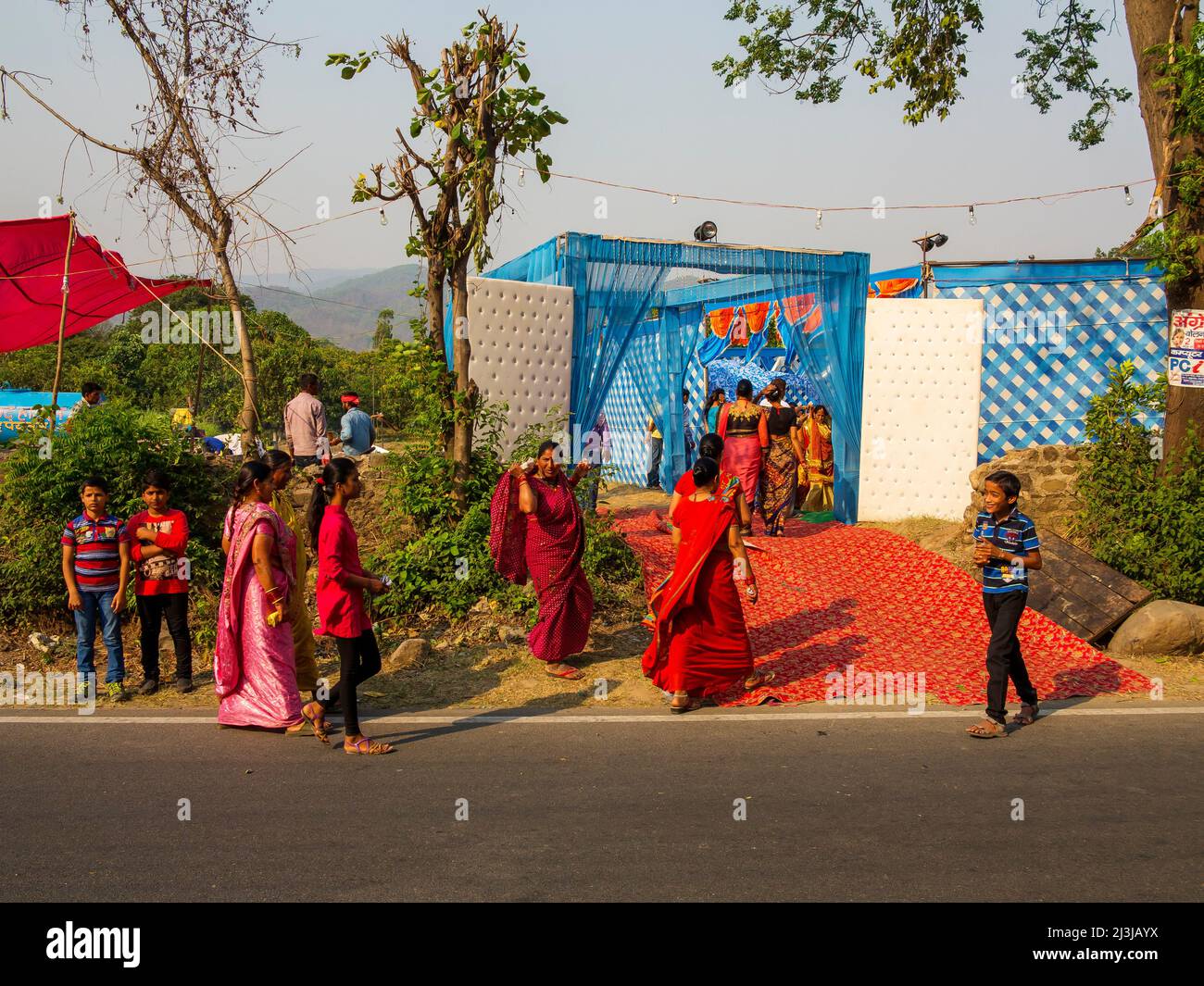 Indian woman with traditional clothes arriving at an wedding event at ...