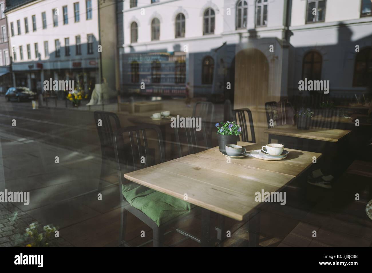 Restaurant kitchen through window hi-res stock photography and images ...