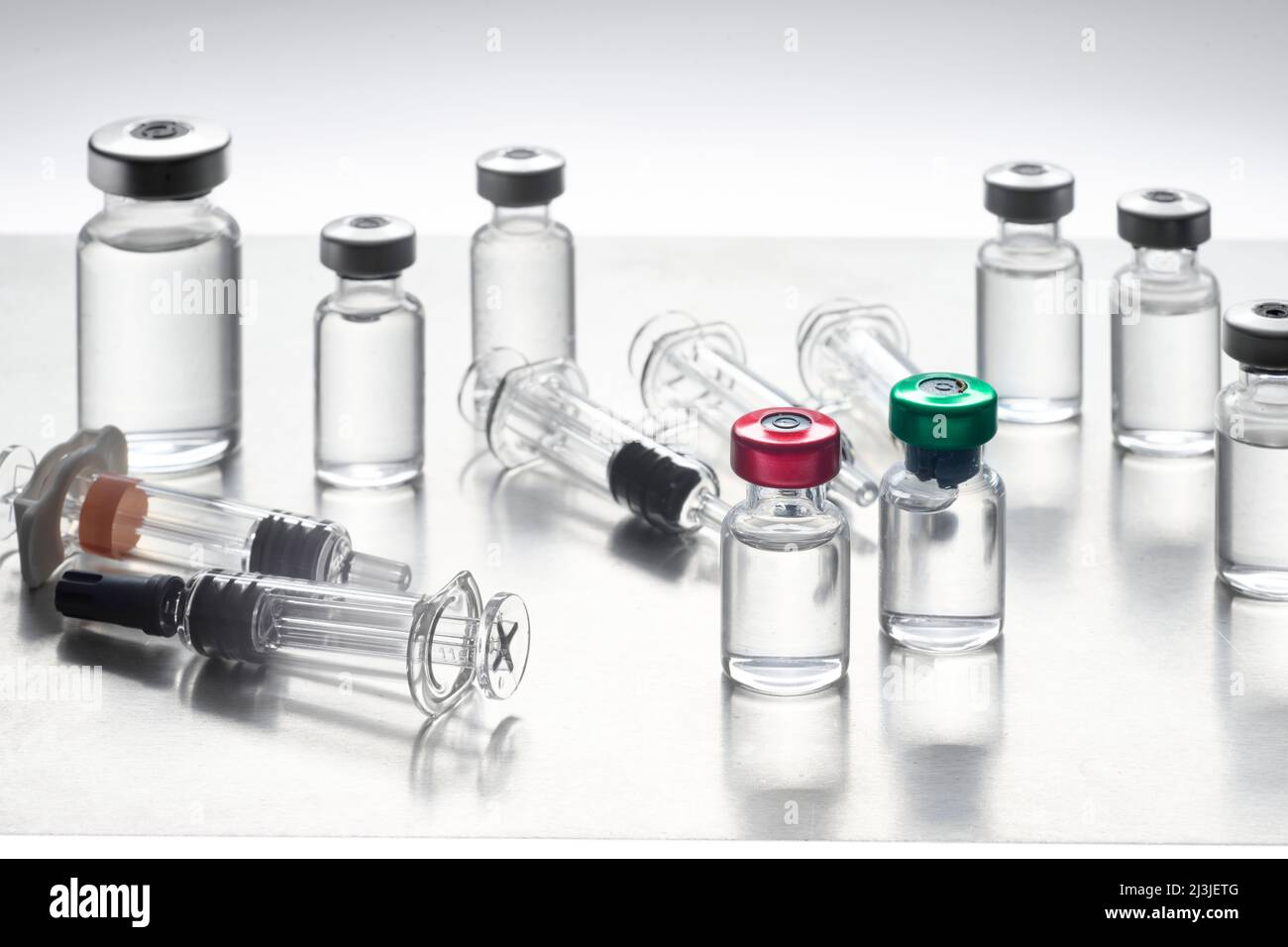 Syringes vials vaccine close hi-res stock photography and images - Alamy