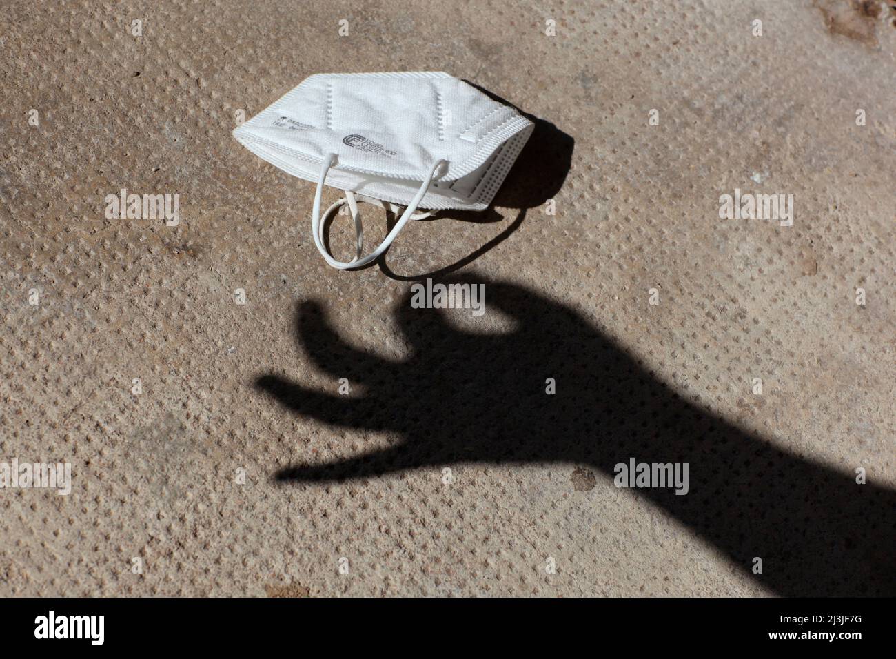 Shadow hand grabs mask hi-res stock photography and images - Alamy