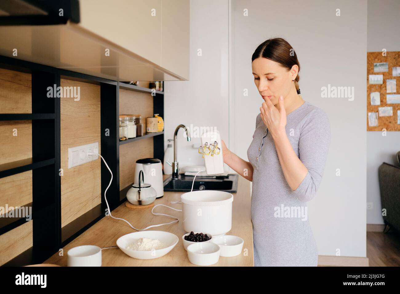 Time to cook High Resolution Stock Photography and Images - Alamy