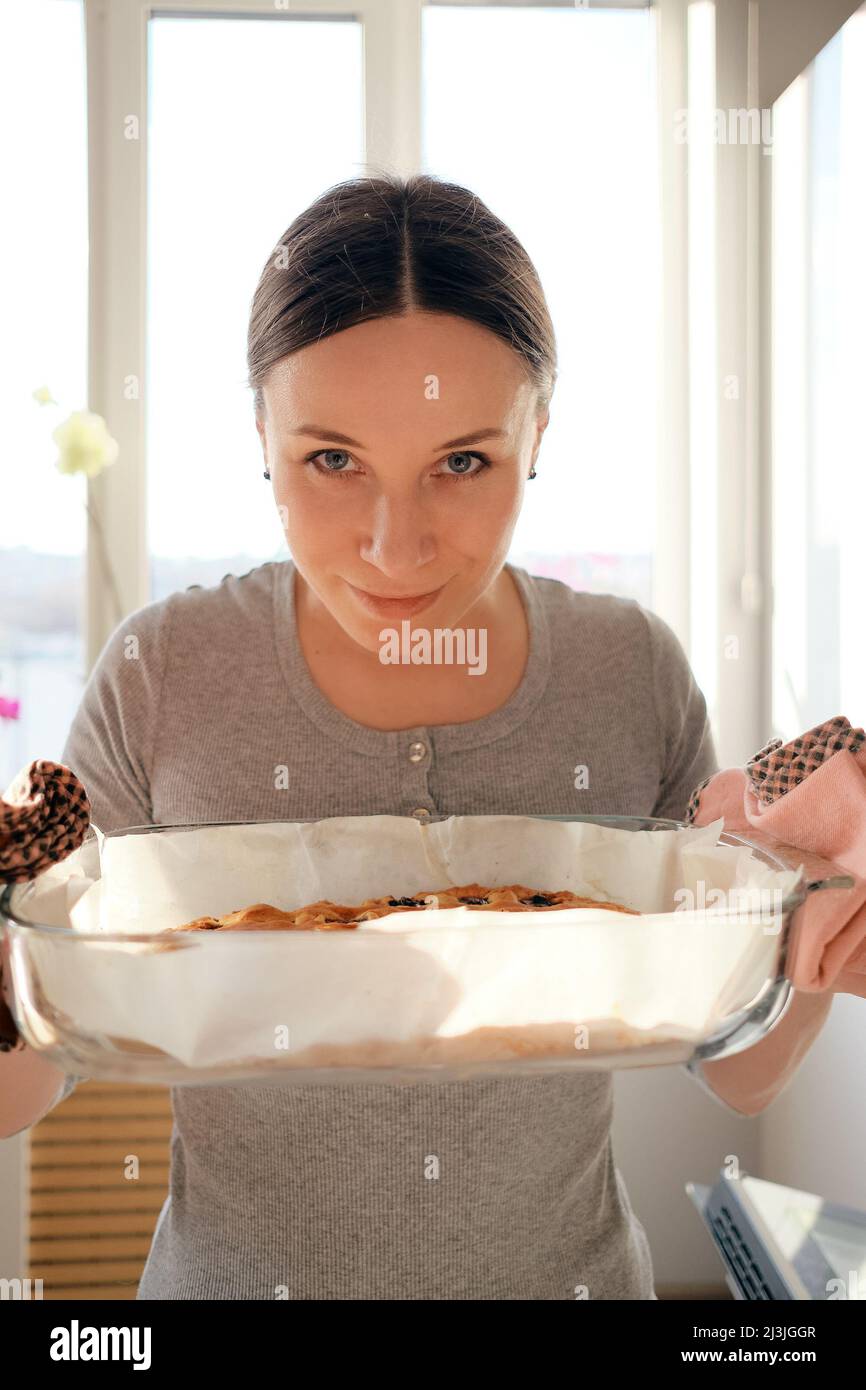 Woman beautiful baked cake hi-res stock photography and images - Alamy