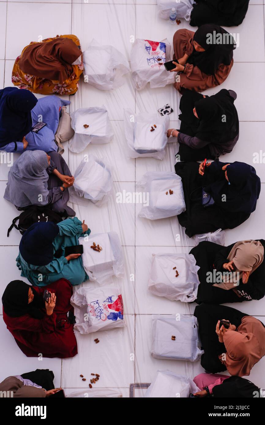 Cairo, Egypt. 08th Apr, 2022. Muslims wait Azan before eating their ...