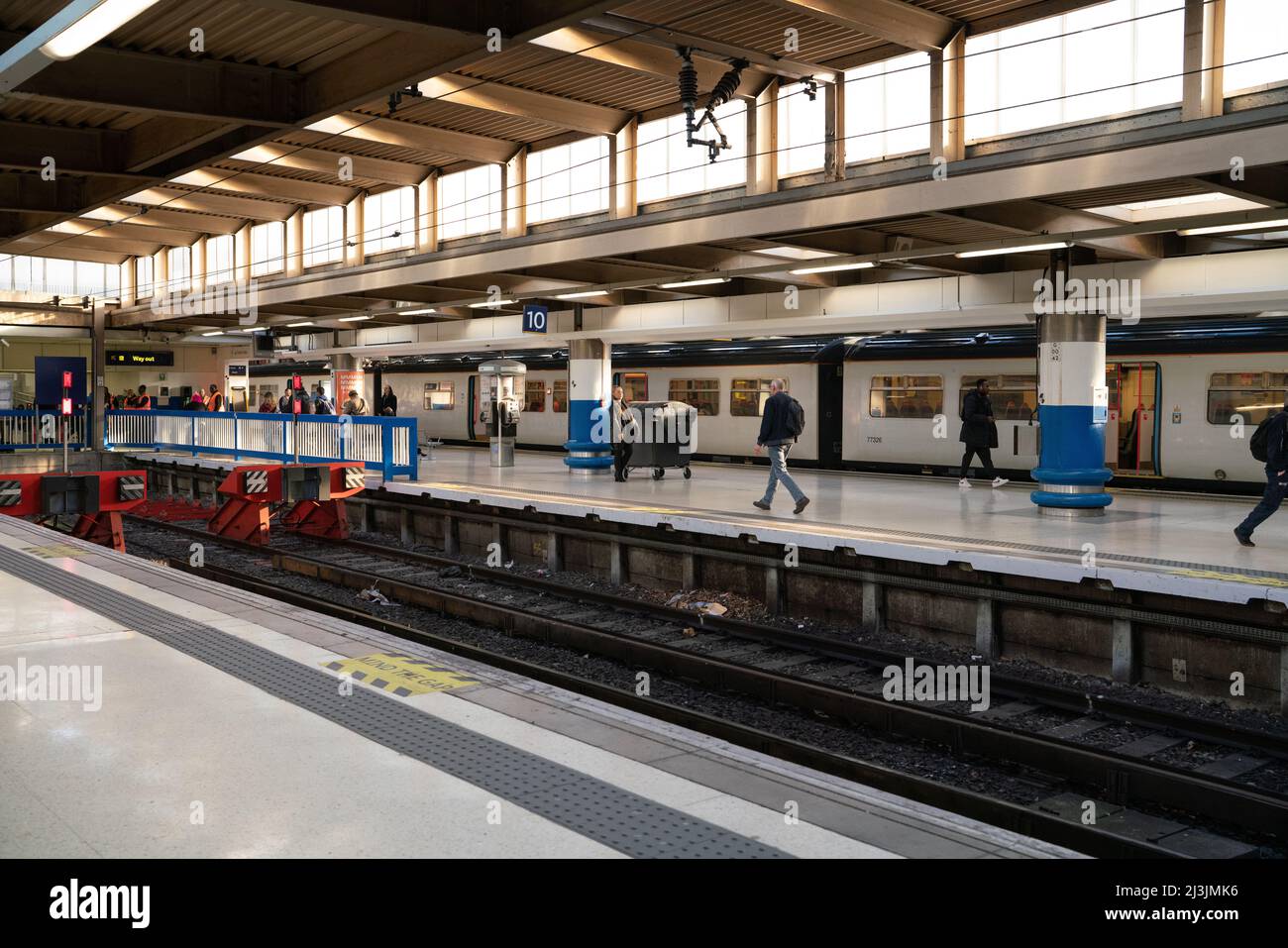 Euston mainline railway station, London, England Stock Photo - Alamy
