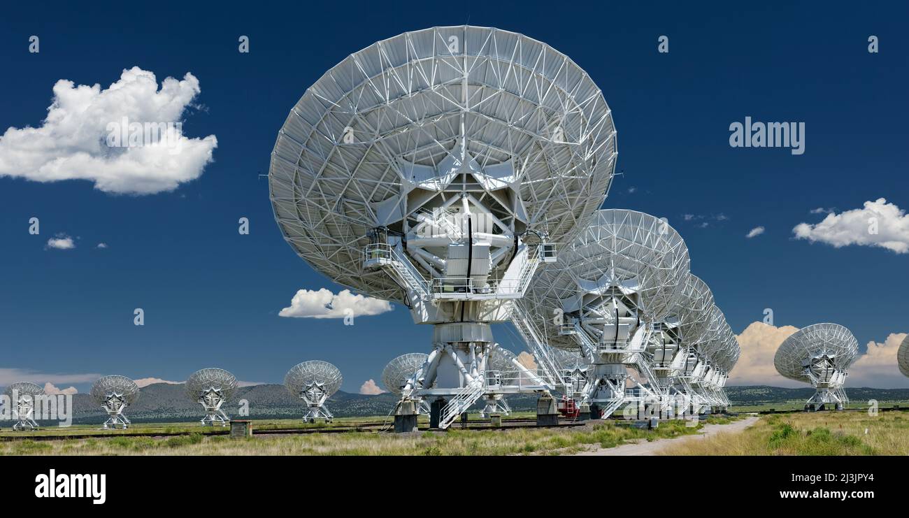 Radio telescopes desert hi-res stock photography and images - Alamy