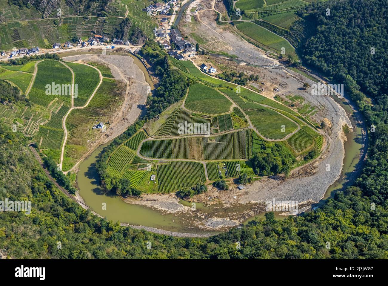 Uberschwemmungsgebiet am fluss ahr an weinbergen in den ortsteilen laach hi-res stock ...