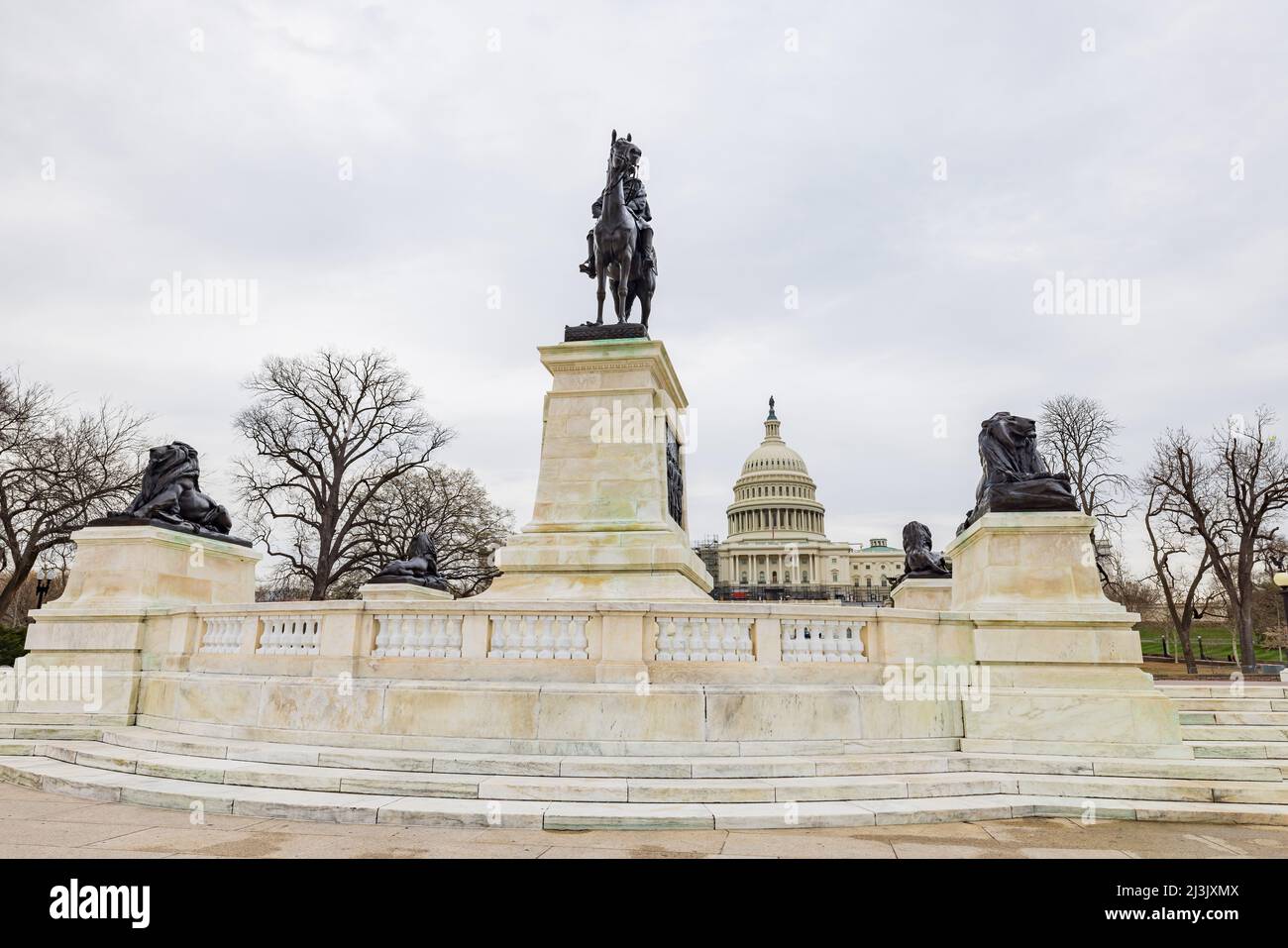 Overcast view of the United States Capitol with Ulysses S. Grant ...