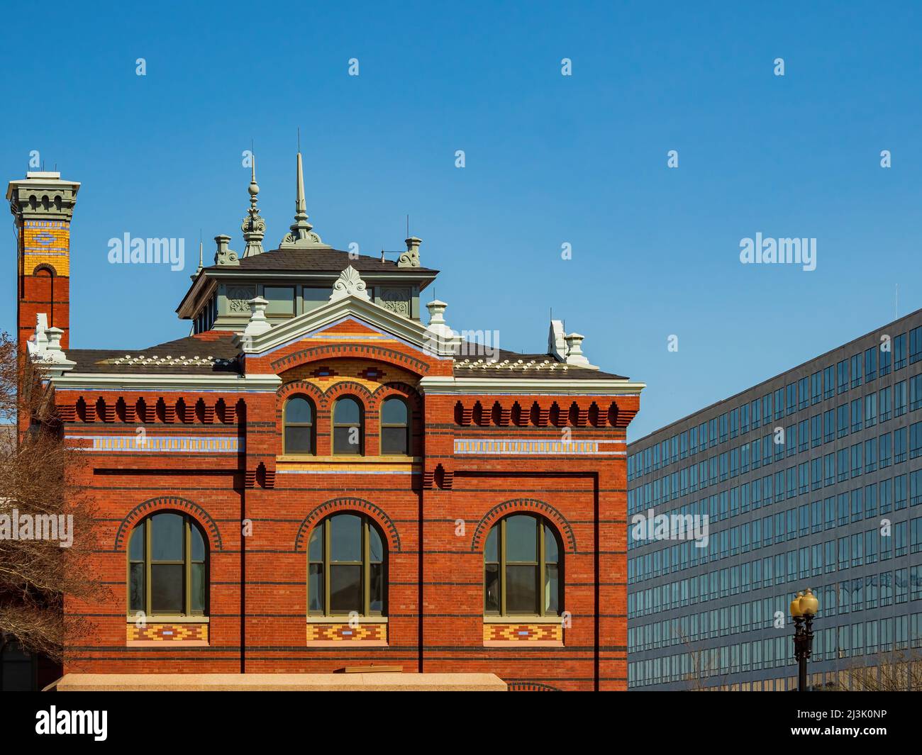 Smithsonian castle exterior hi-res stock photography and images - Alamy