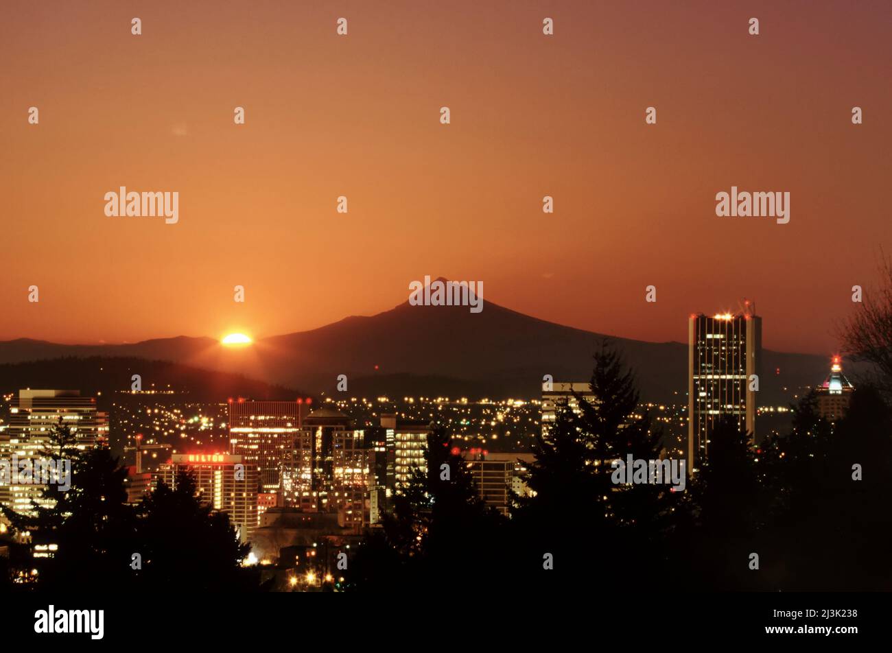 Portland skyline silhouette hi-res stock photography and images - Alamy