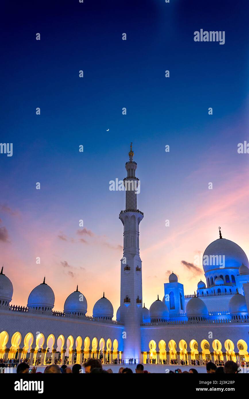 Sunset with a quarter moon at the Grand Mosque in Abu Dhabi, UAE ...
