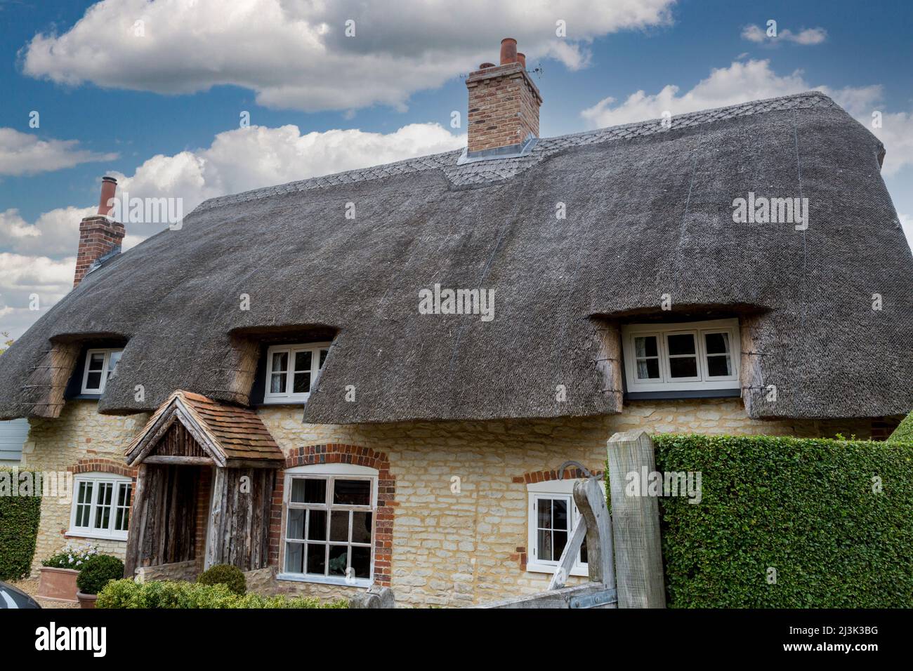 Thatched roof uk hi-res stock photography and images - Alamy