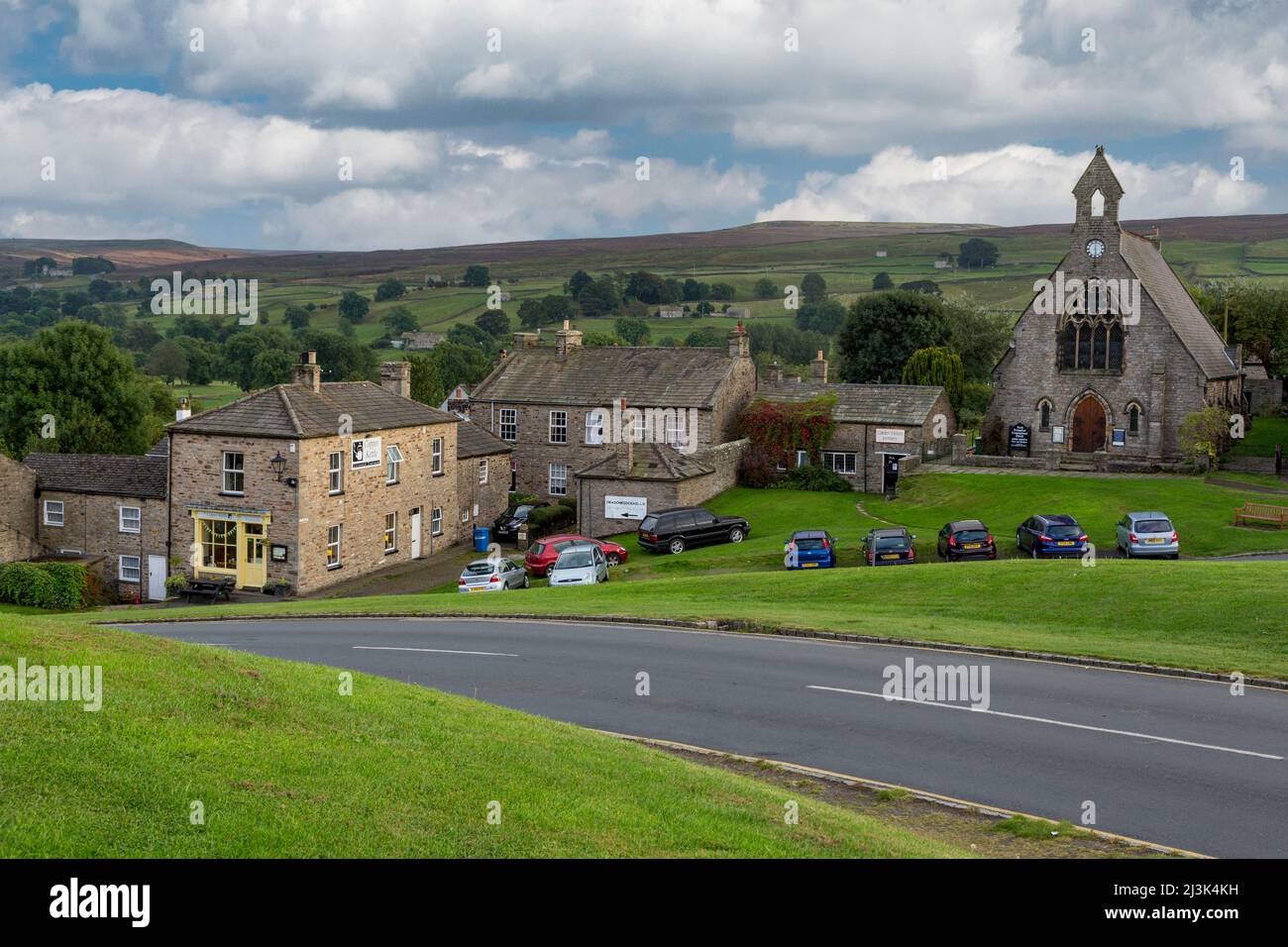 UK, England, Yorkshire, Reeth. Church and Village Green Stock Photo - Alamy