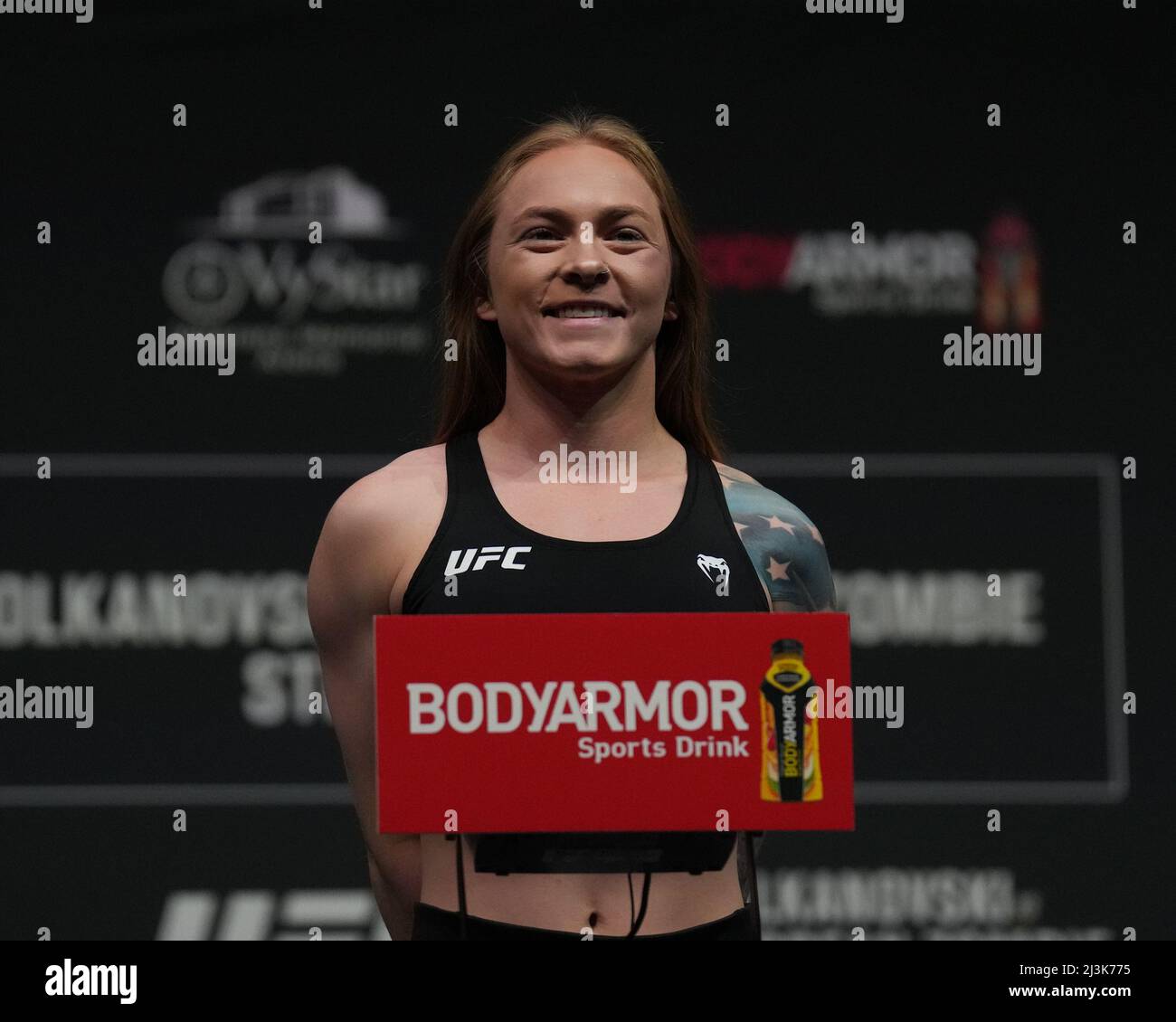 Kay hansen steps on the scale hi-res stock photography and images - Alamy