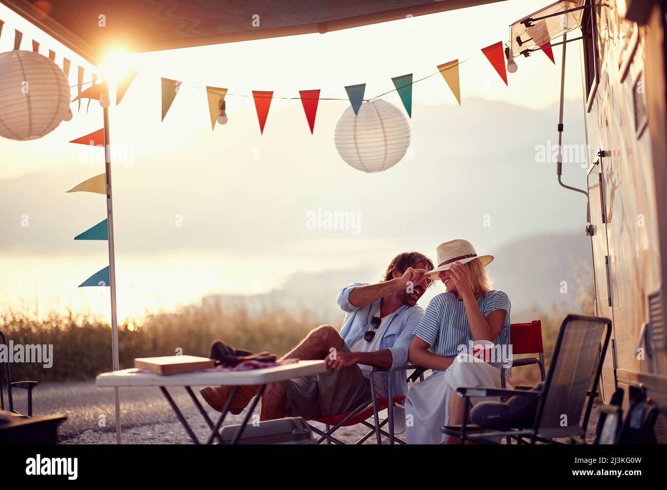 Outdoor adventure couple summer hi-res stock photography and images - Alamy