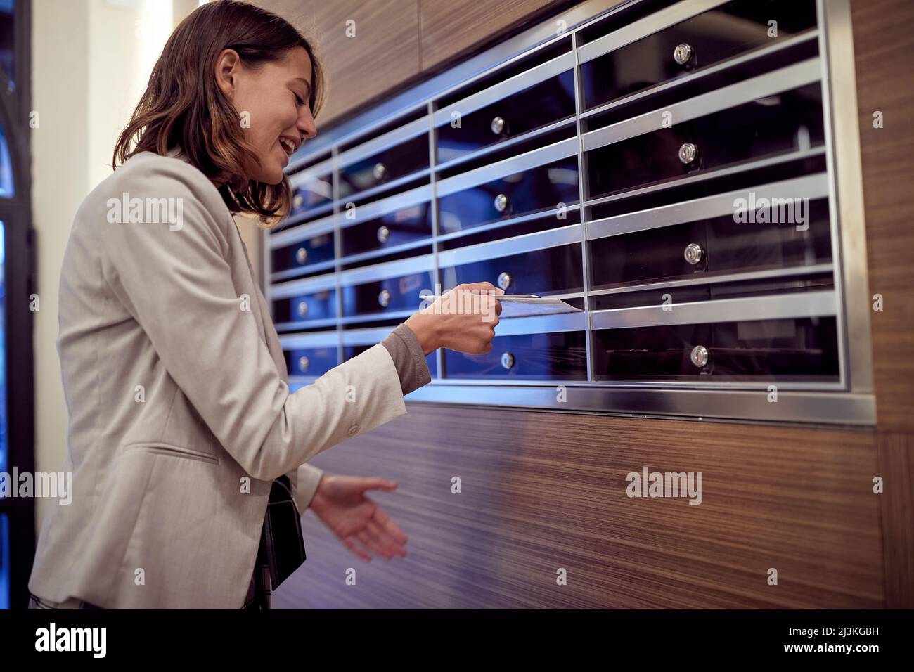 Looking in letterbox hi-res stock photography and images - Alamy