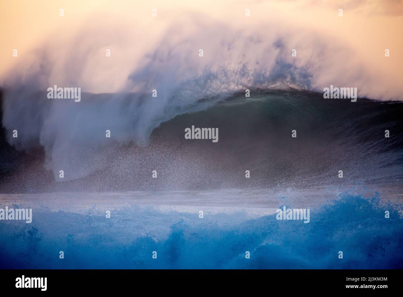 Powerful waves crash on the North Shore of Oahu Stock Photo - Alamy