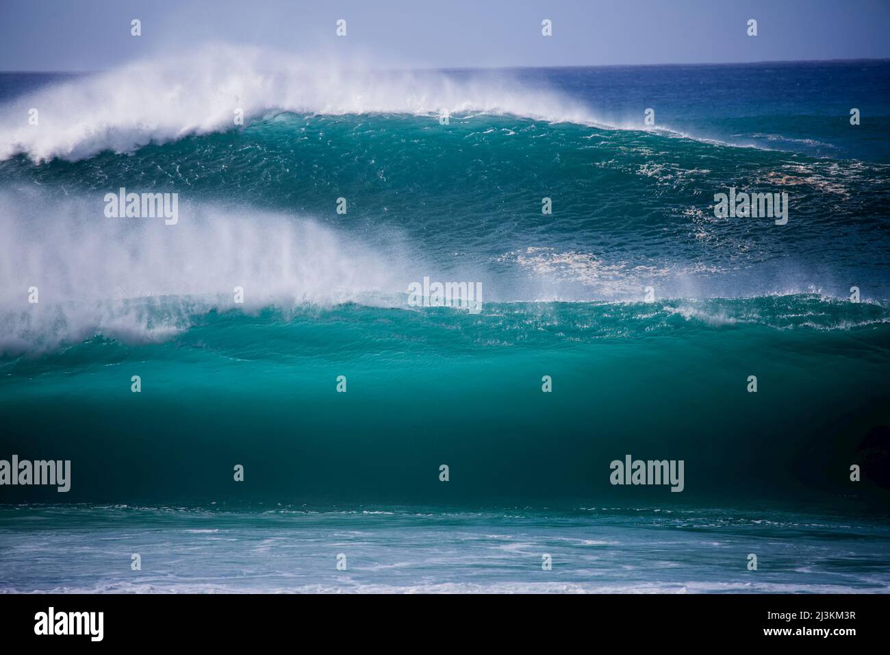 Powerful waves crash on the North Shore of Oahu Stock Photo - Alamy