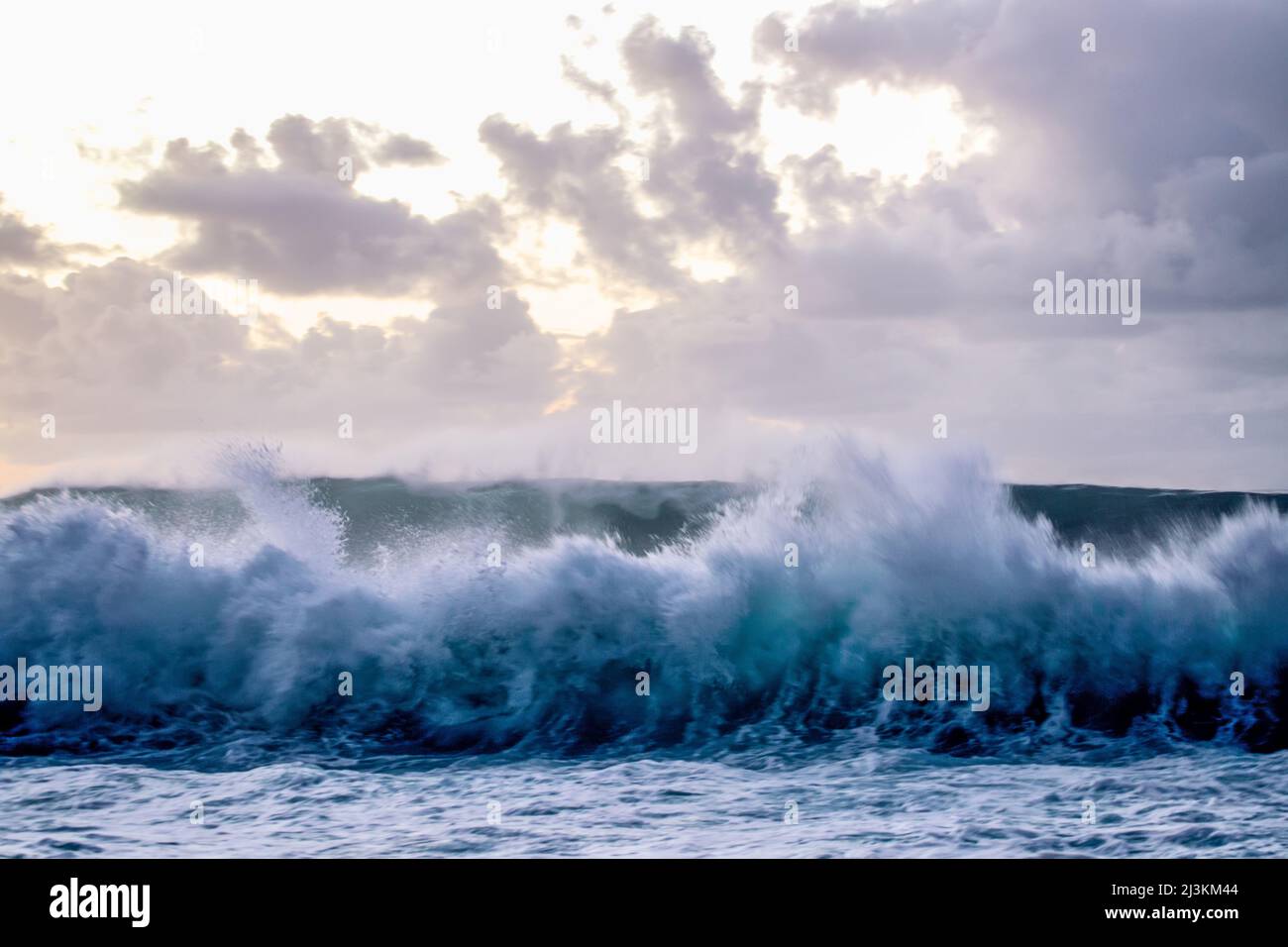 Powerful waves crash on the North Shore of Oahu Stock Photo - Alamy