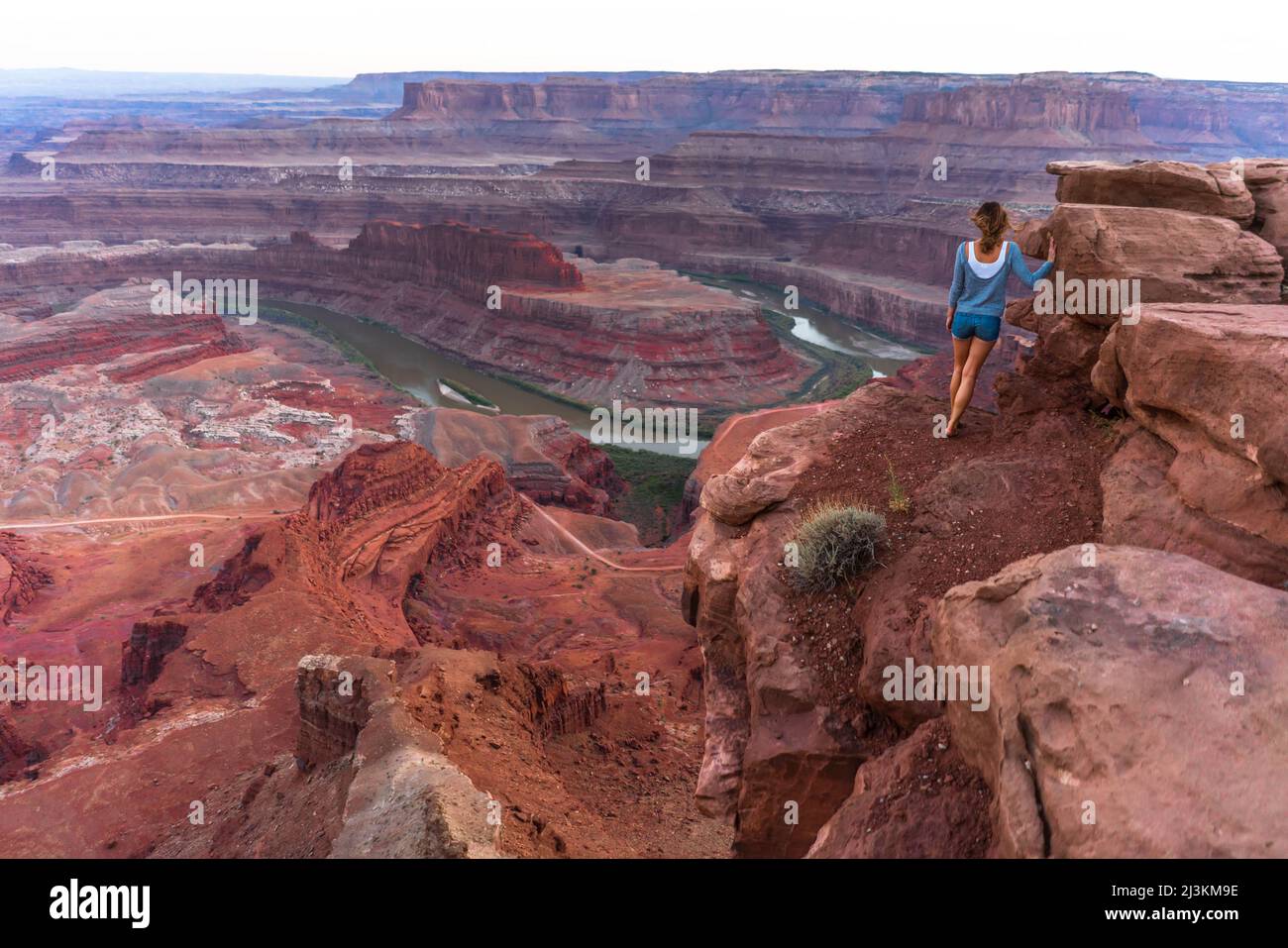 A woman steps up to the edge of the Horseshoe Bend viewpoint Stock ...