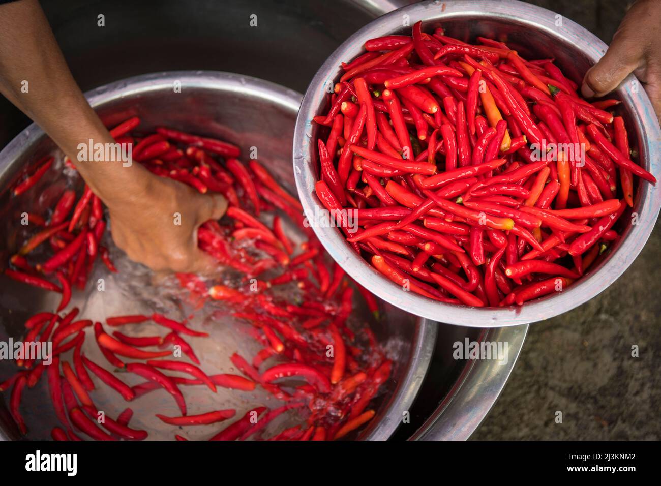 Stainless steel bowls hi-res stock photography and images - Alamy