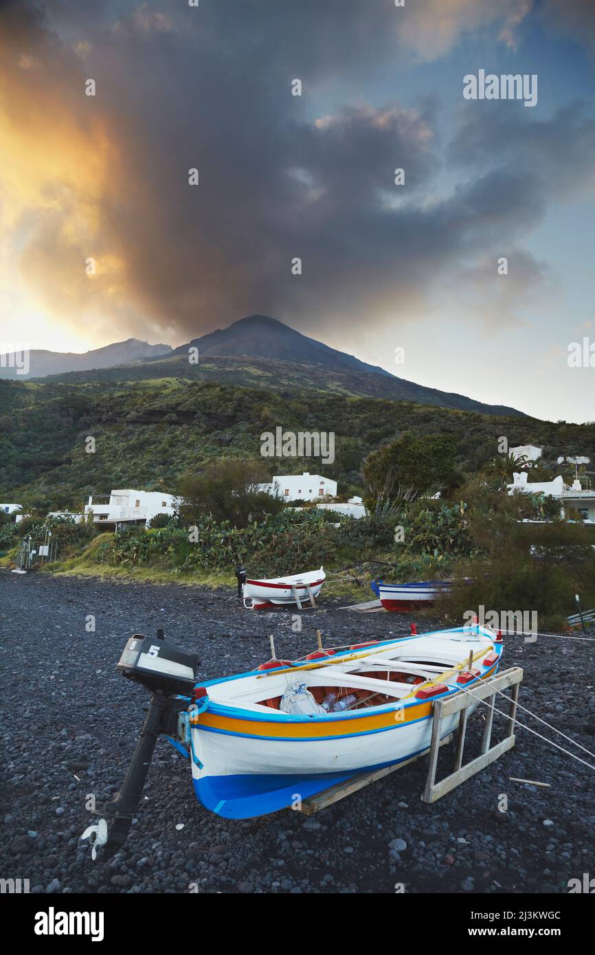 Riserva naturale isola di stromboli e strombolicchio hi-res stock ...