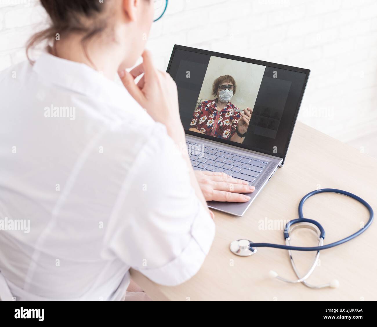 Elderly coughing hospital hi-res stock photography and images - Alamy