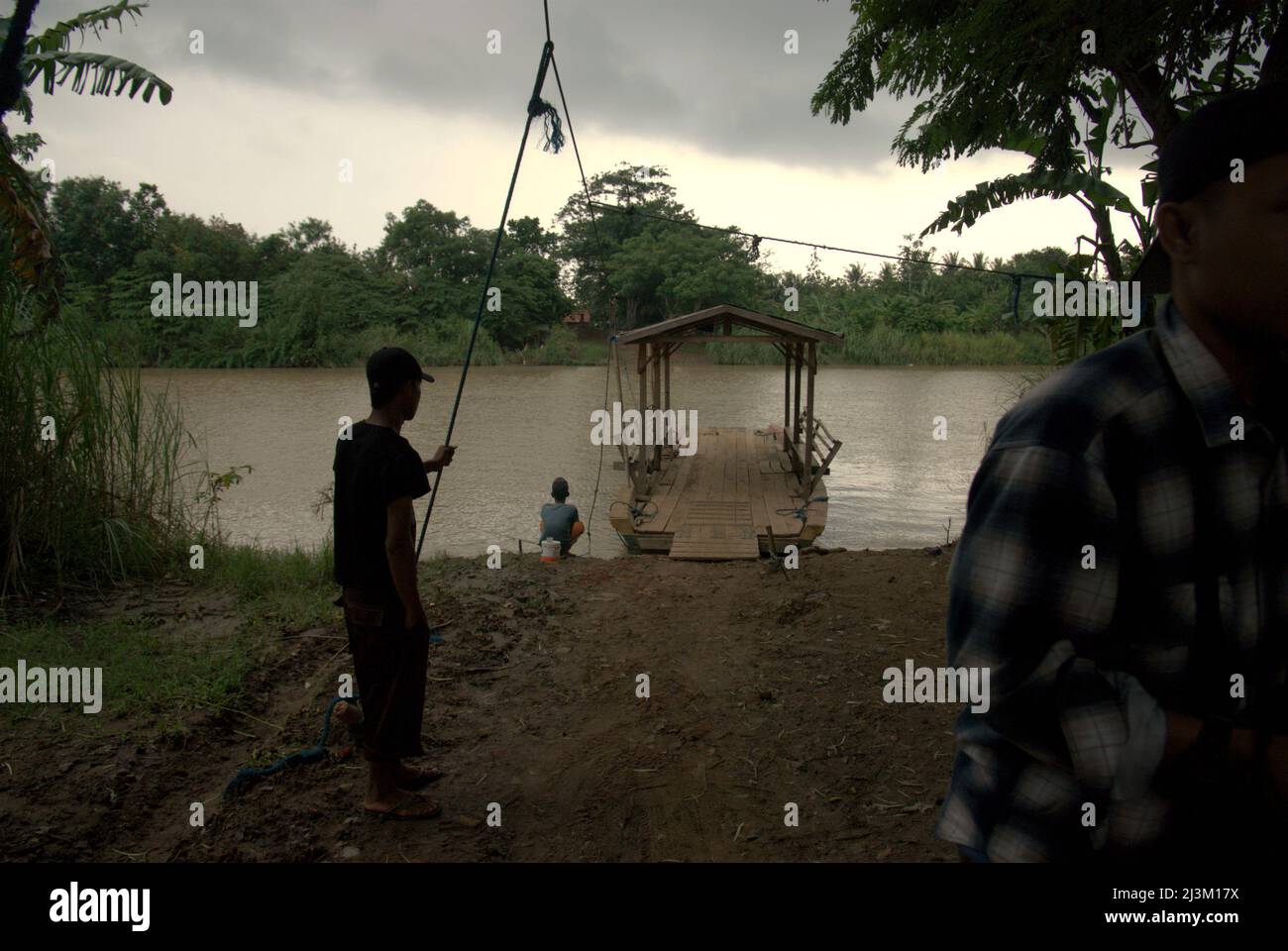 Pulling raft hi-res stock photography and images - Alamy