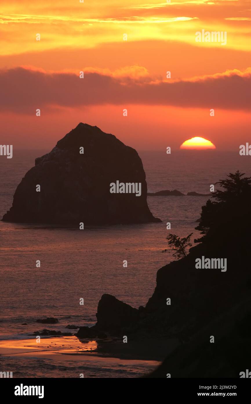 Gold beach oregon hi-res stock photography and images - Alamy